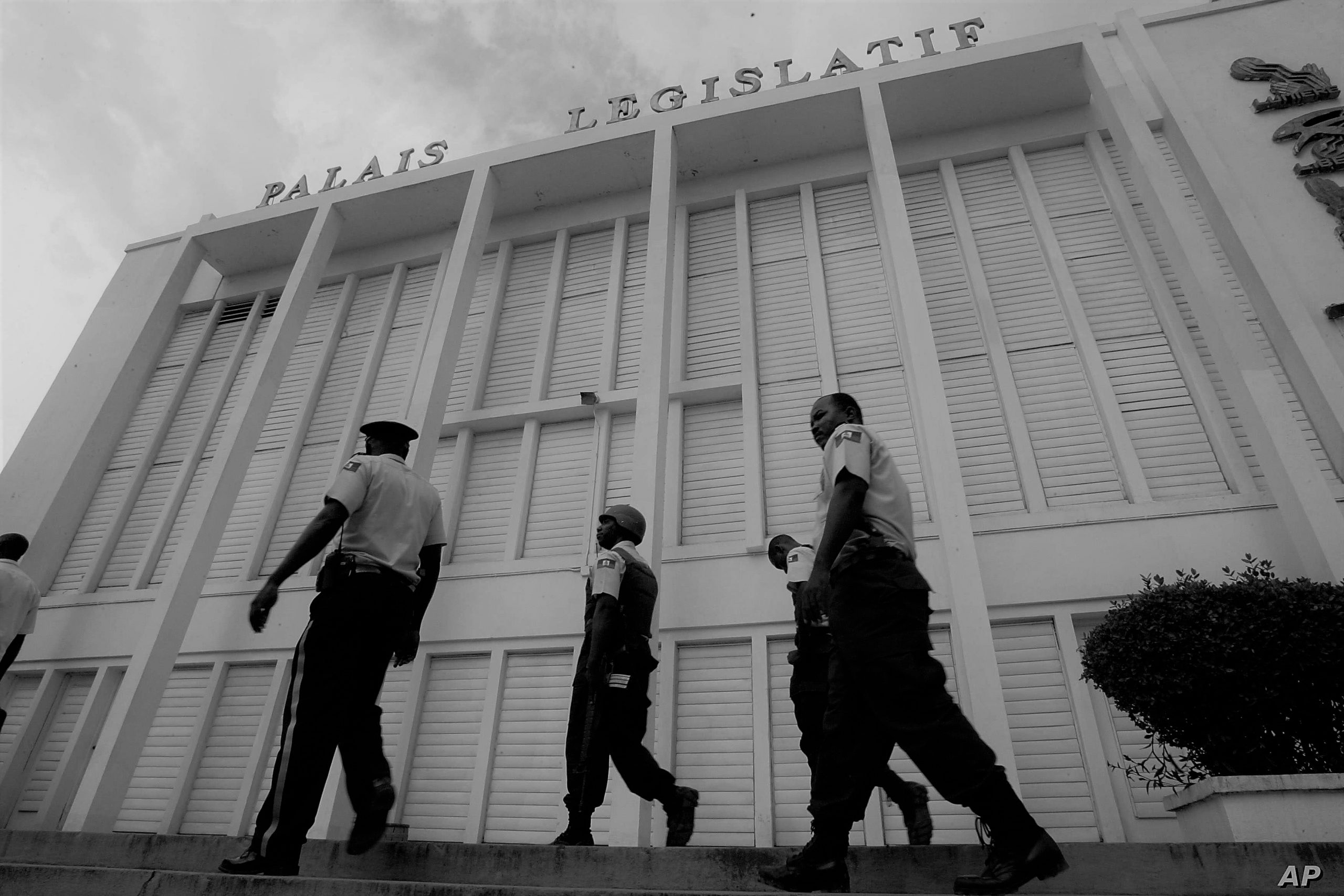 Que sont devenus les milliers d'employés et contractuels du parlement ...